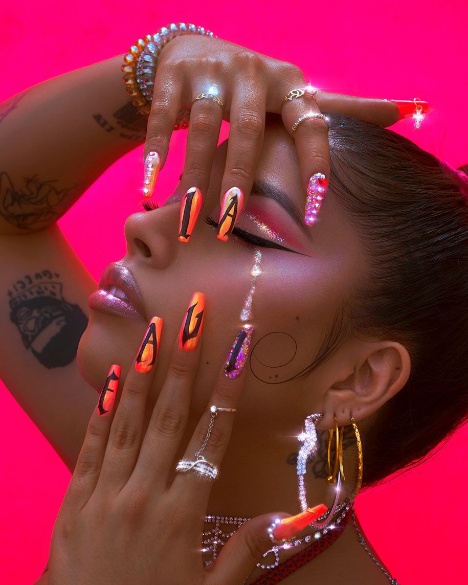 Andrés Mañón: Aliens, glitter y ornamentación como acto de resistencia ...