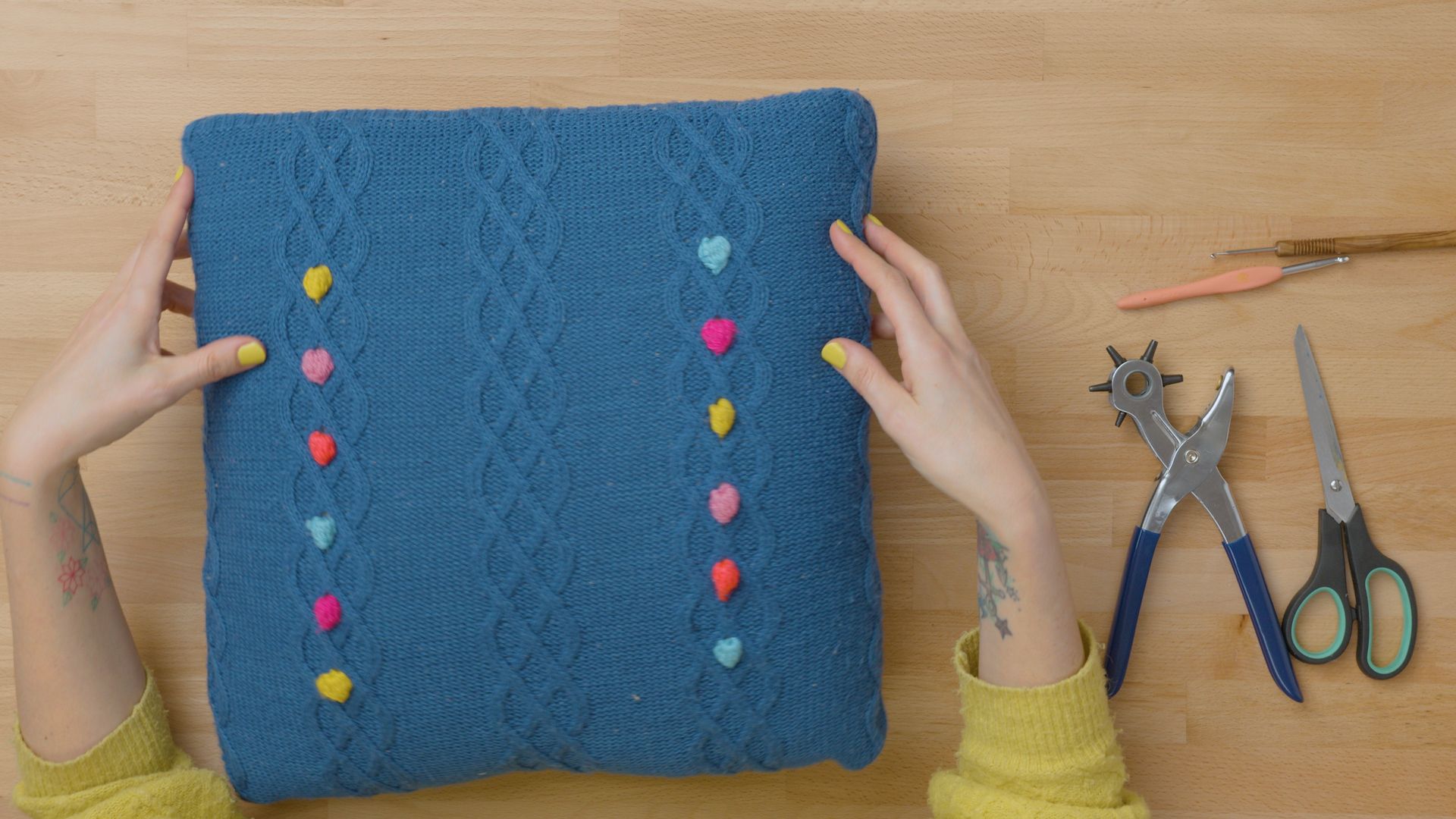 Upcycling Tutorial: 5 Hacks to Transform your Clothes | Domestika