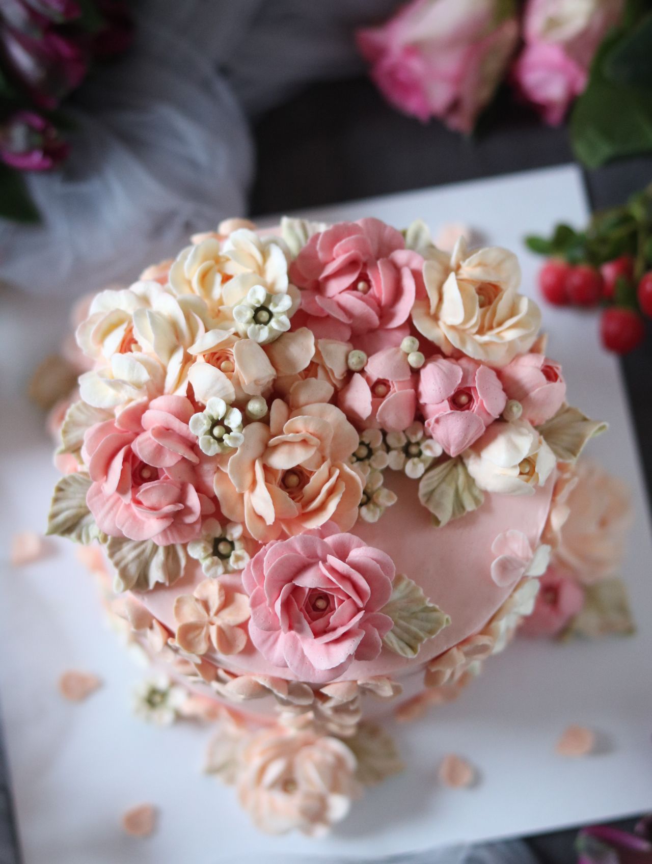 Buttercream Flower Cake & Cupcake | Domestika