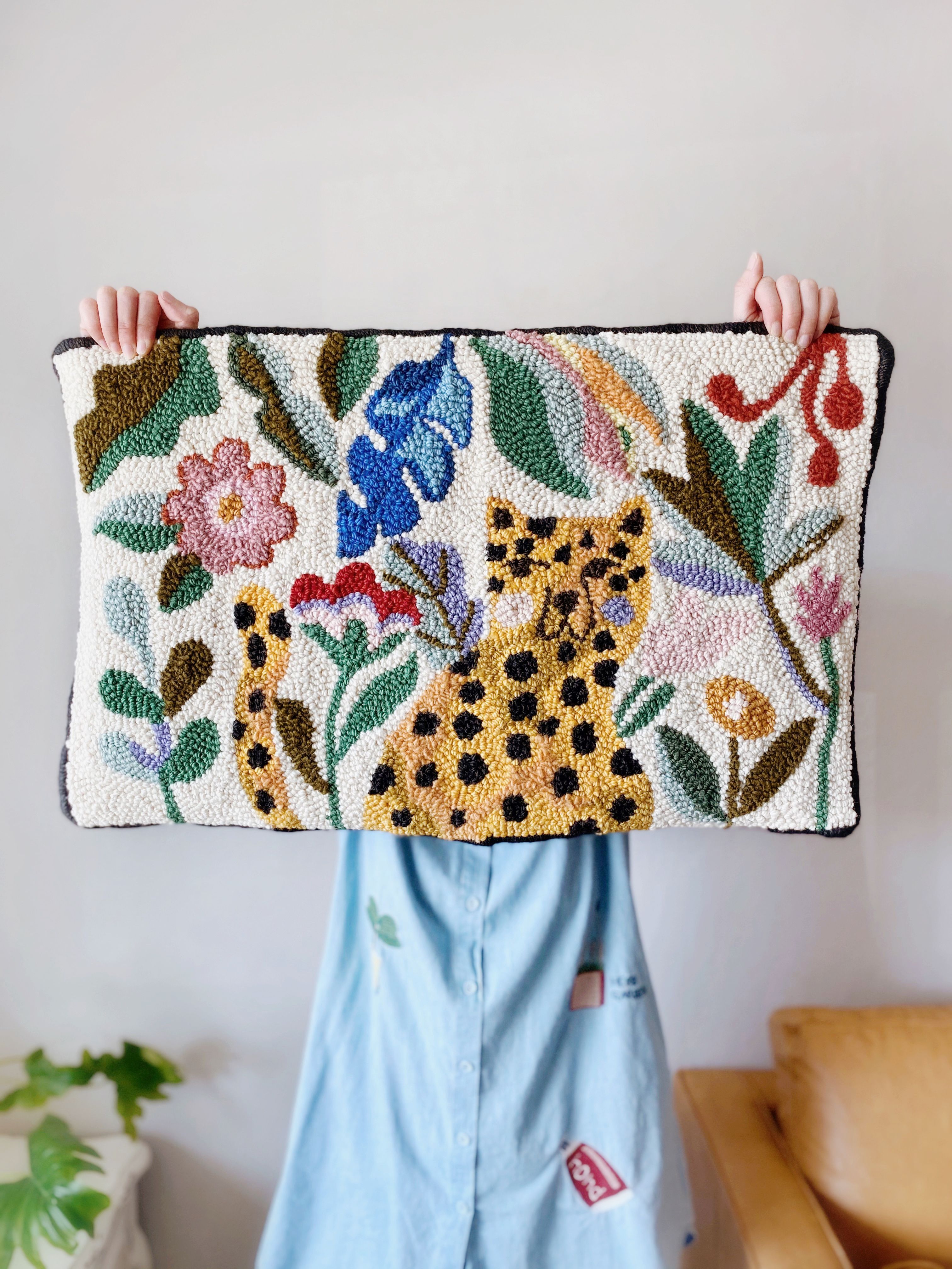 Punch needle cheetah rug | Domestika