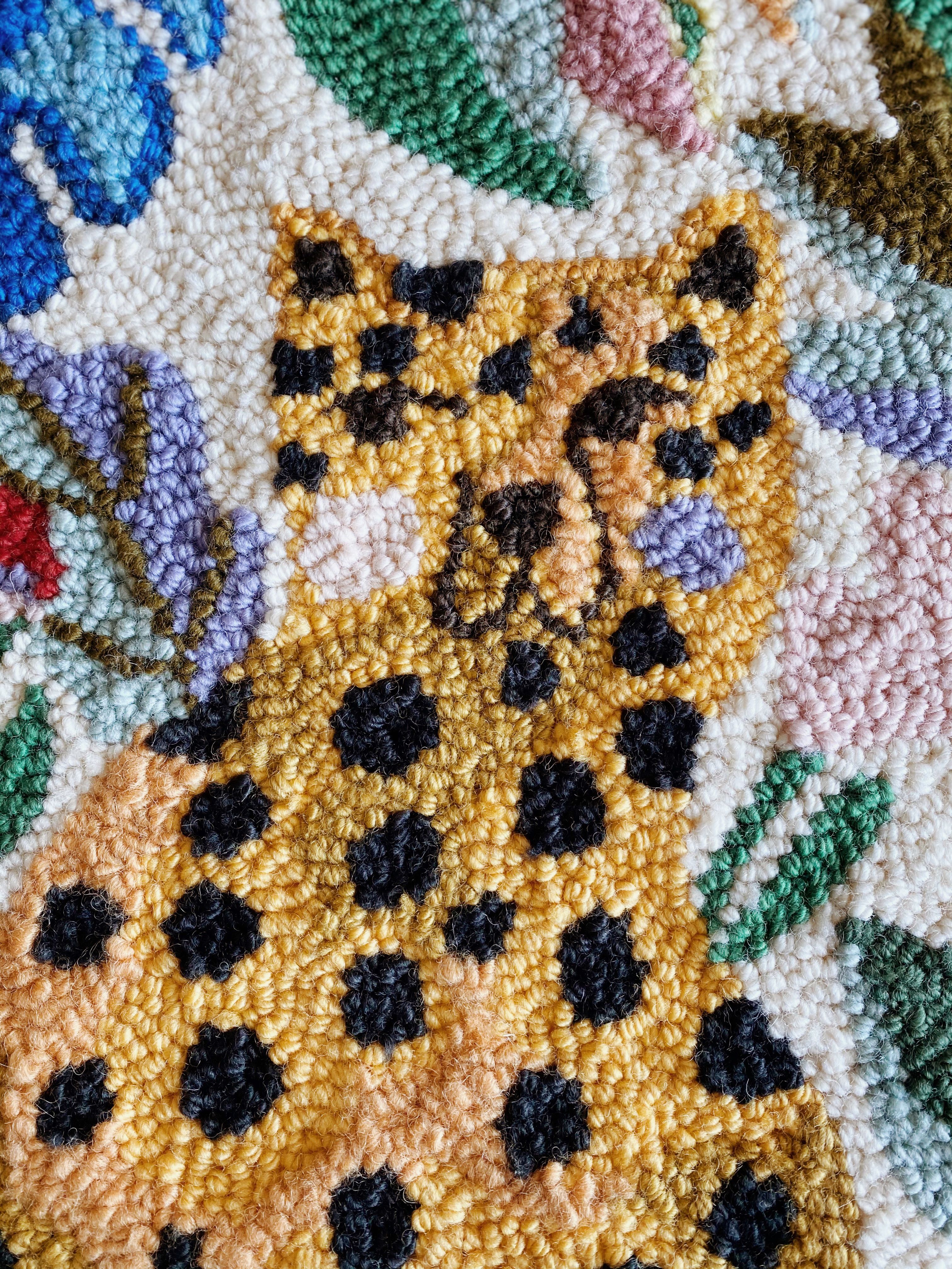 Punch needle cheetah rug | Domestika