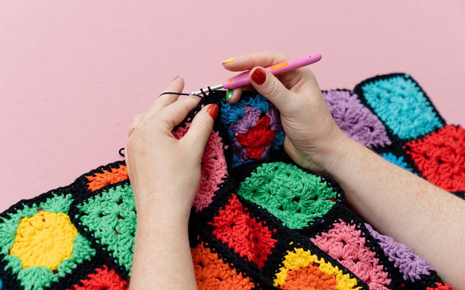 Essential Tools to Crochet Your First Granny Square Garments | Domestika