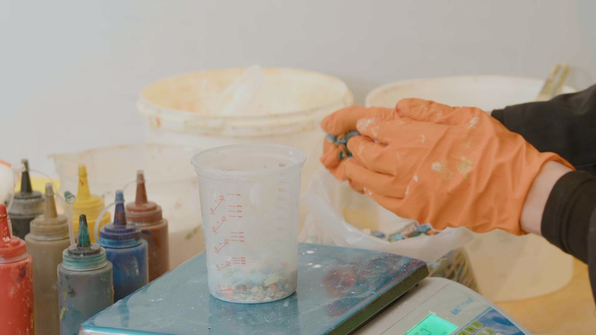 Terrazzo Tutorial: How to Make a Terrazzo Tray from Resin | Domestika