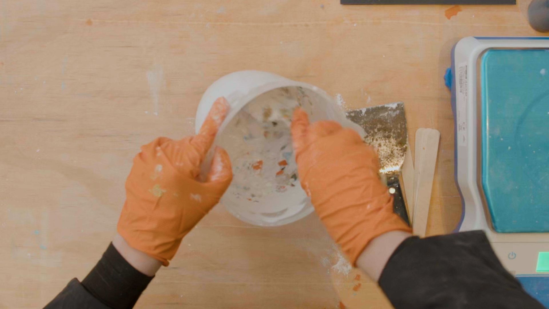 Terrazzo Tutorial: How to Make a Terrazzo Tray from Resin | Domestika