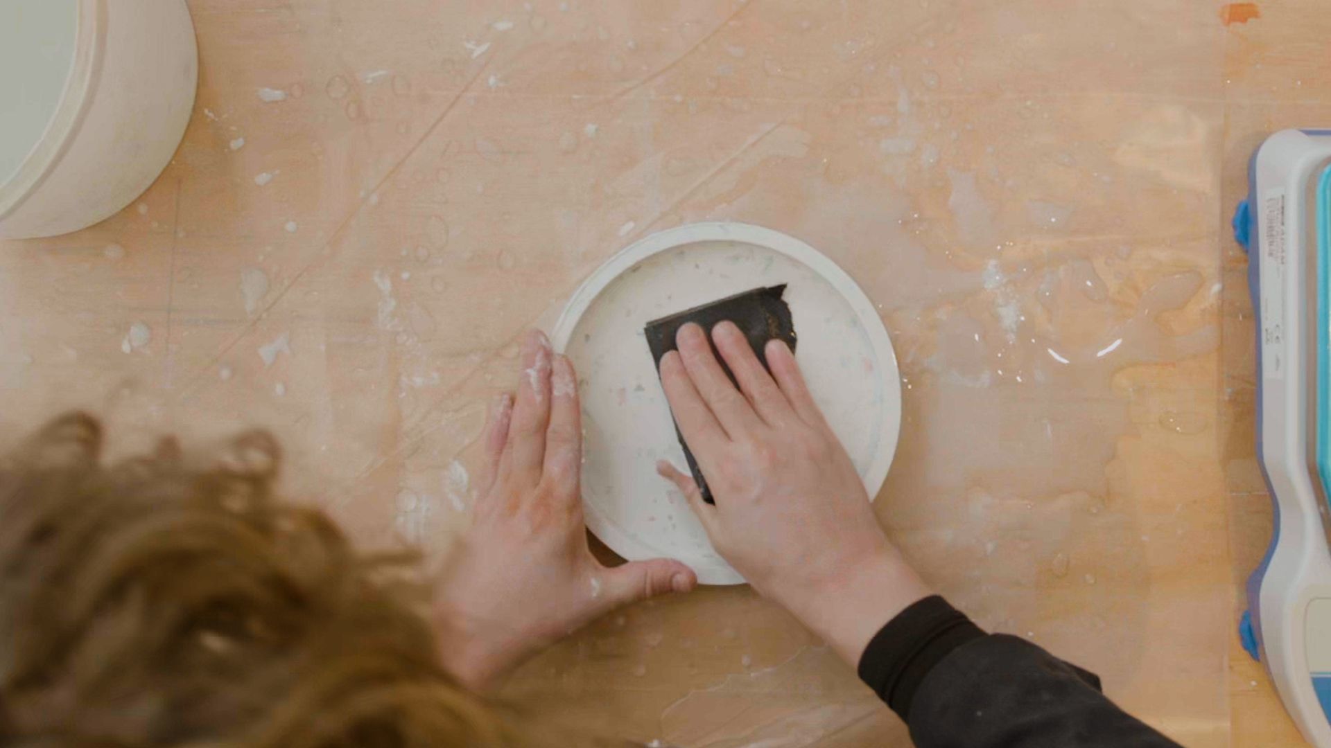 Terrazzo Tutorial: How to Make a Terrazzo Tray from Resin | Domestika