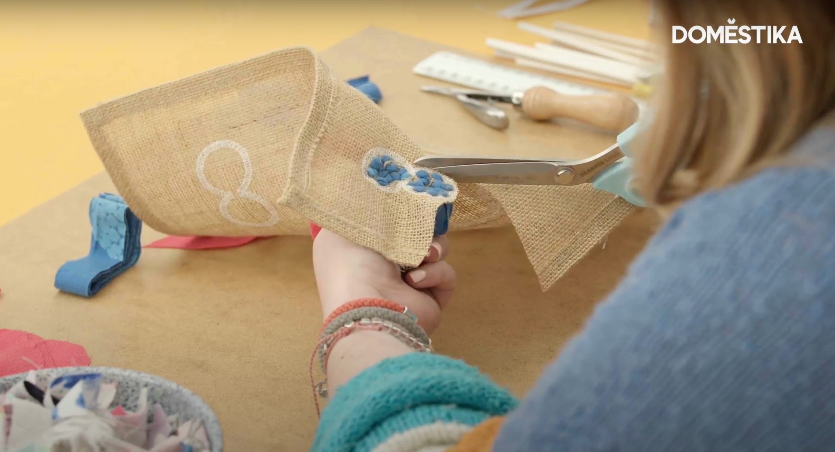 Tutorial: How to Make A Rag Rug Flower Bouquet | Domestika