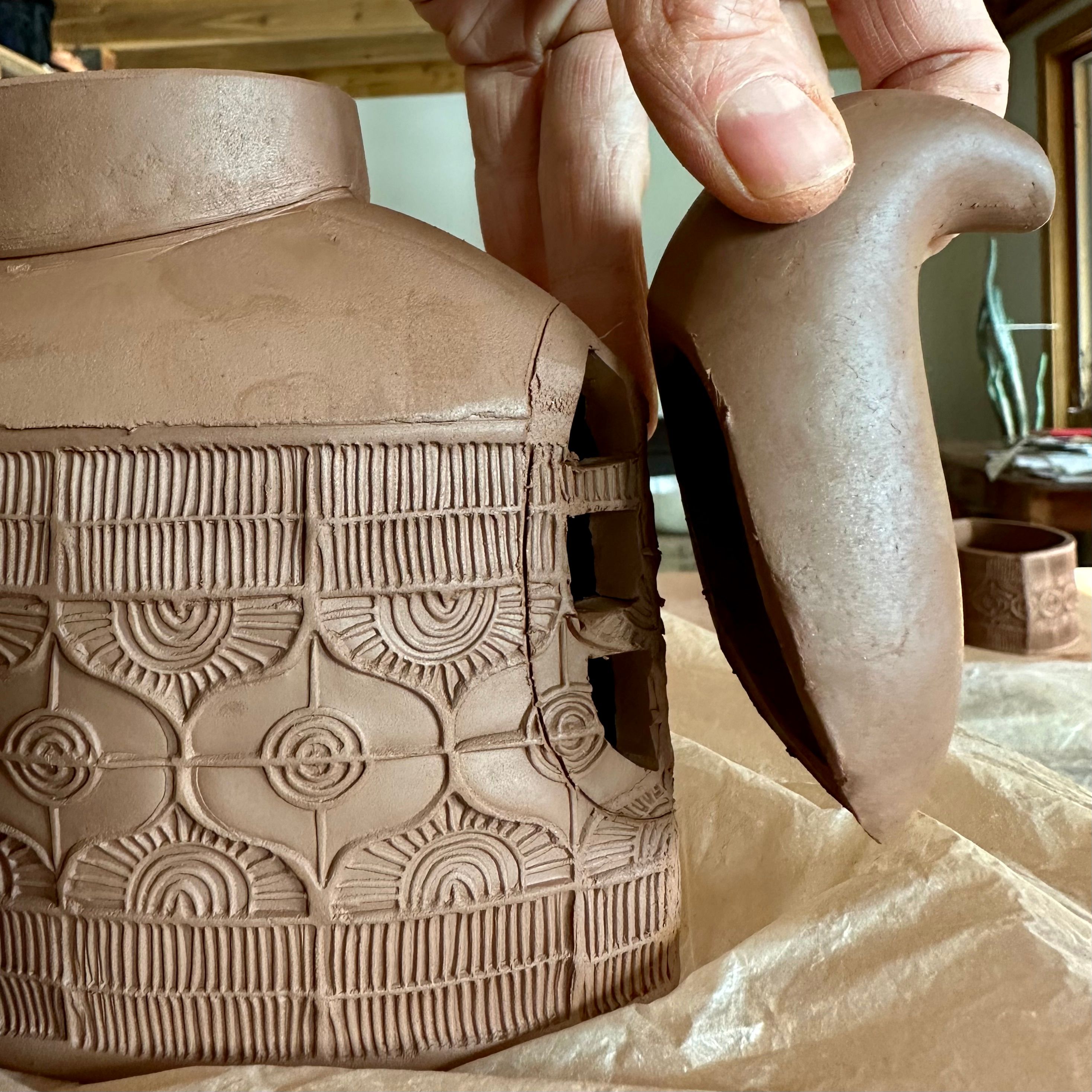 Slab-built teapot with Texture | Domestika