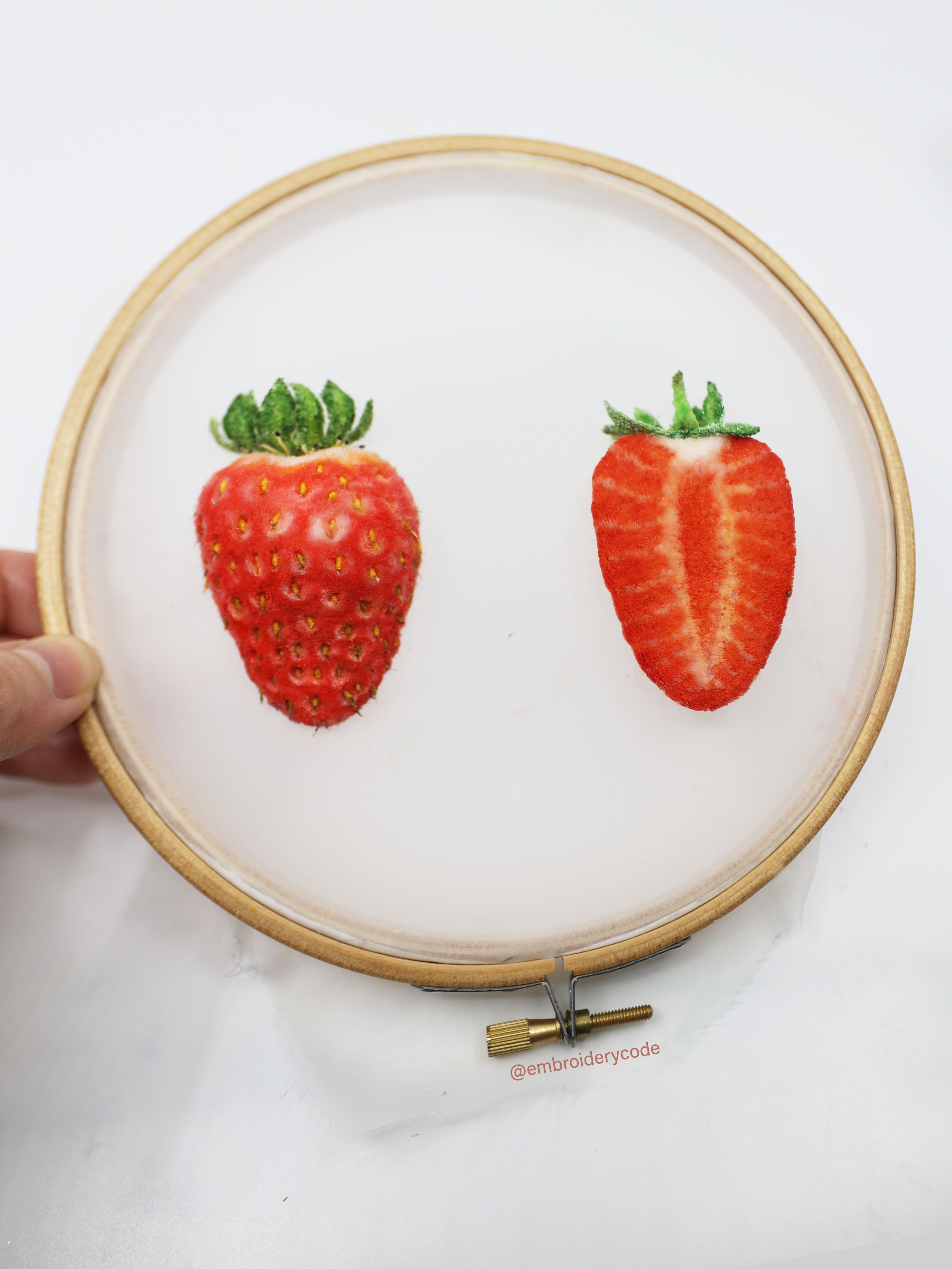 Realistic fruit embroidery | Domestika