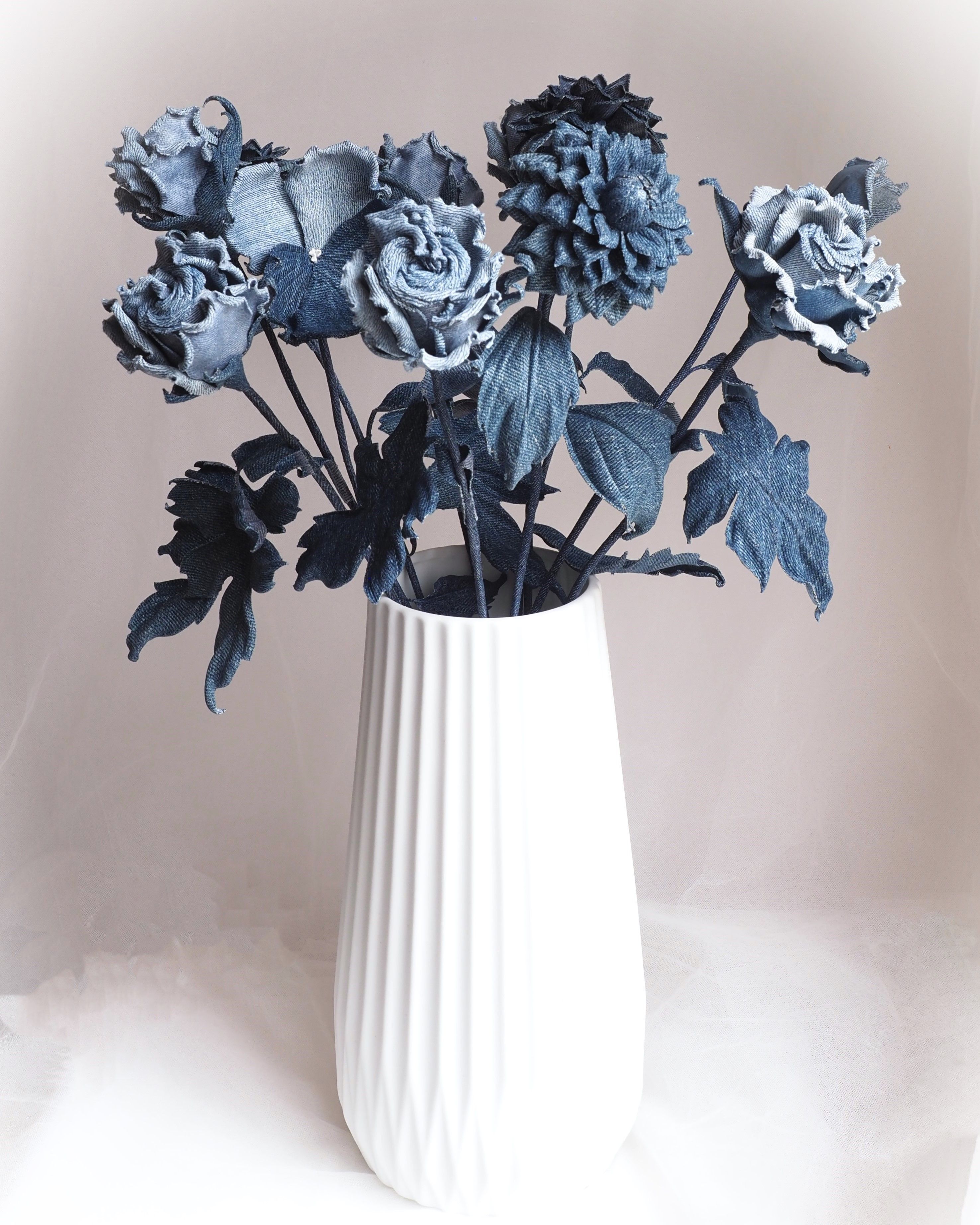 Denim Flower Bouquet from upcycled fabrics | Domestika