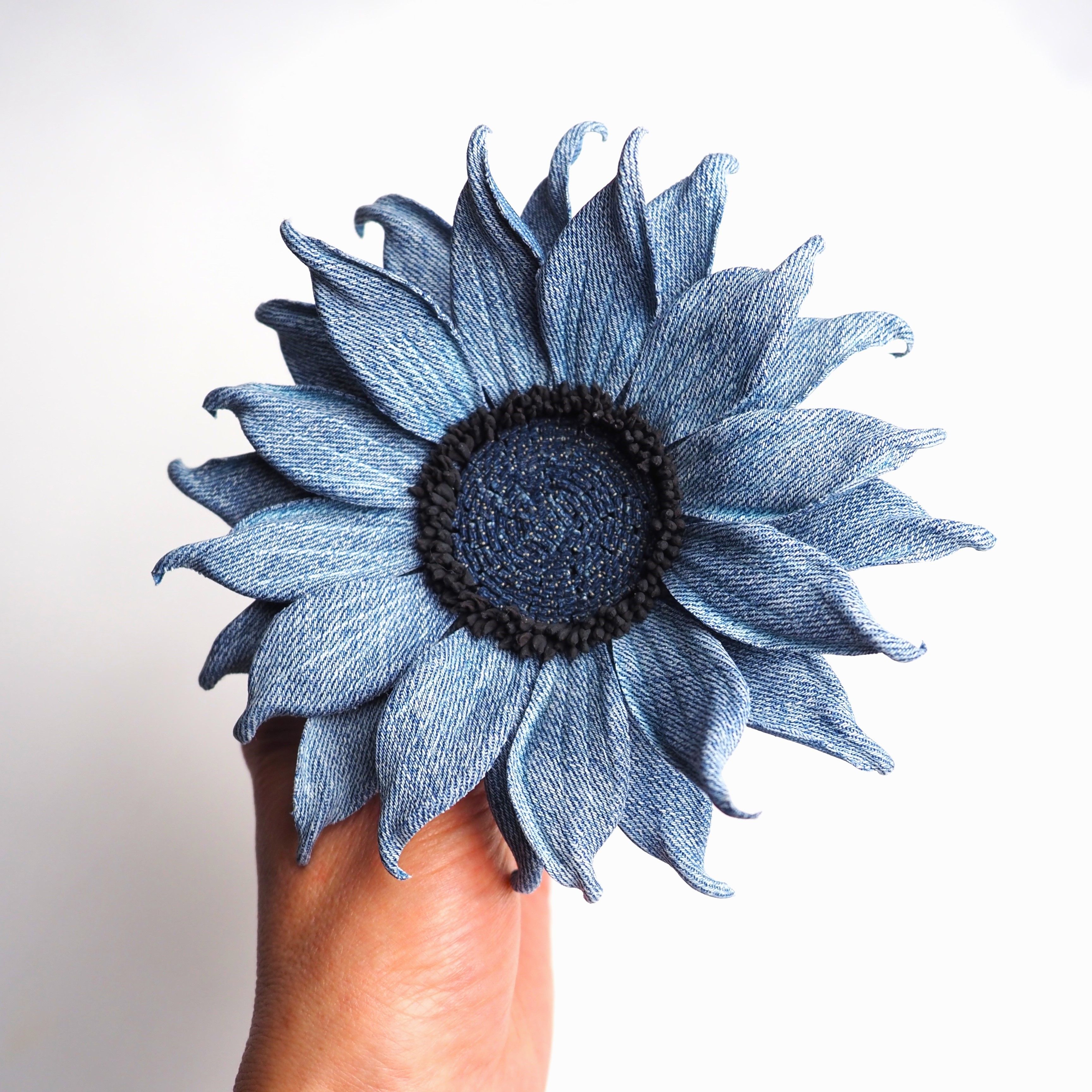 Upcycled Denim Sunflower Brooch | Domestika