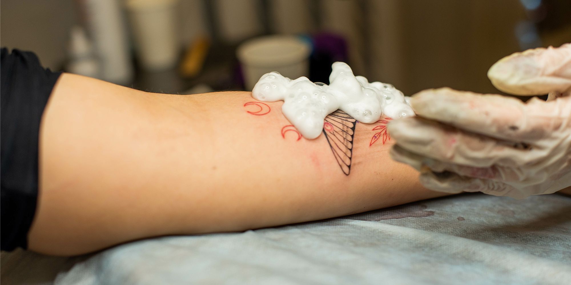 Cómo cuidar un tatuaje: consejos y recomendaciones | Domestika