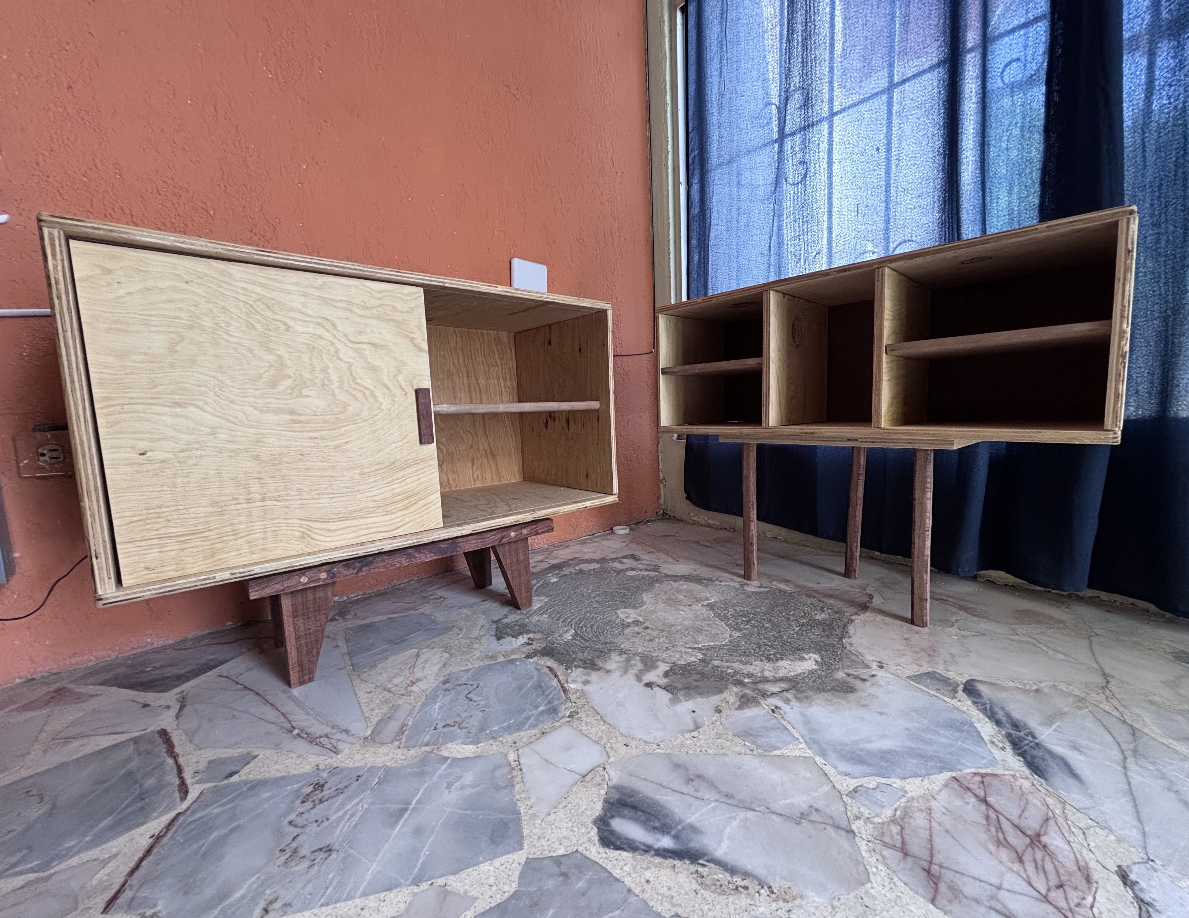 Rack con puerta corredera y estante con divisiones | Domestika