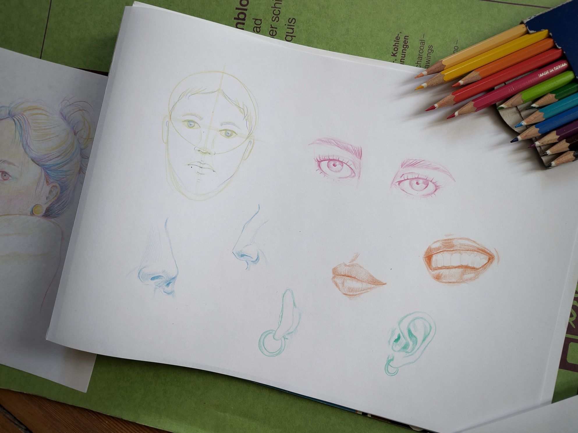 Drawing portraits with colored pencils | Domestika