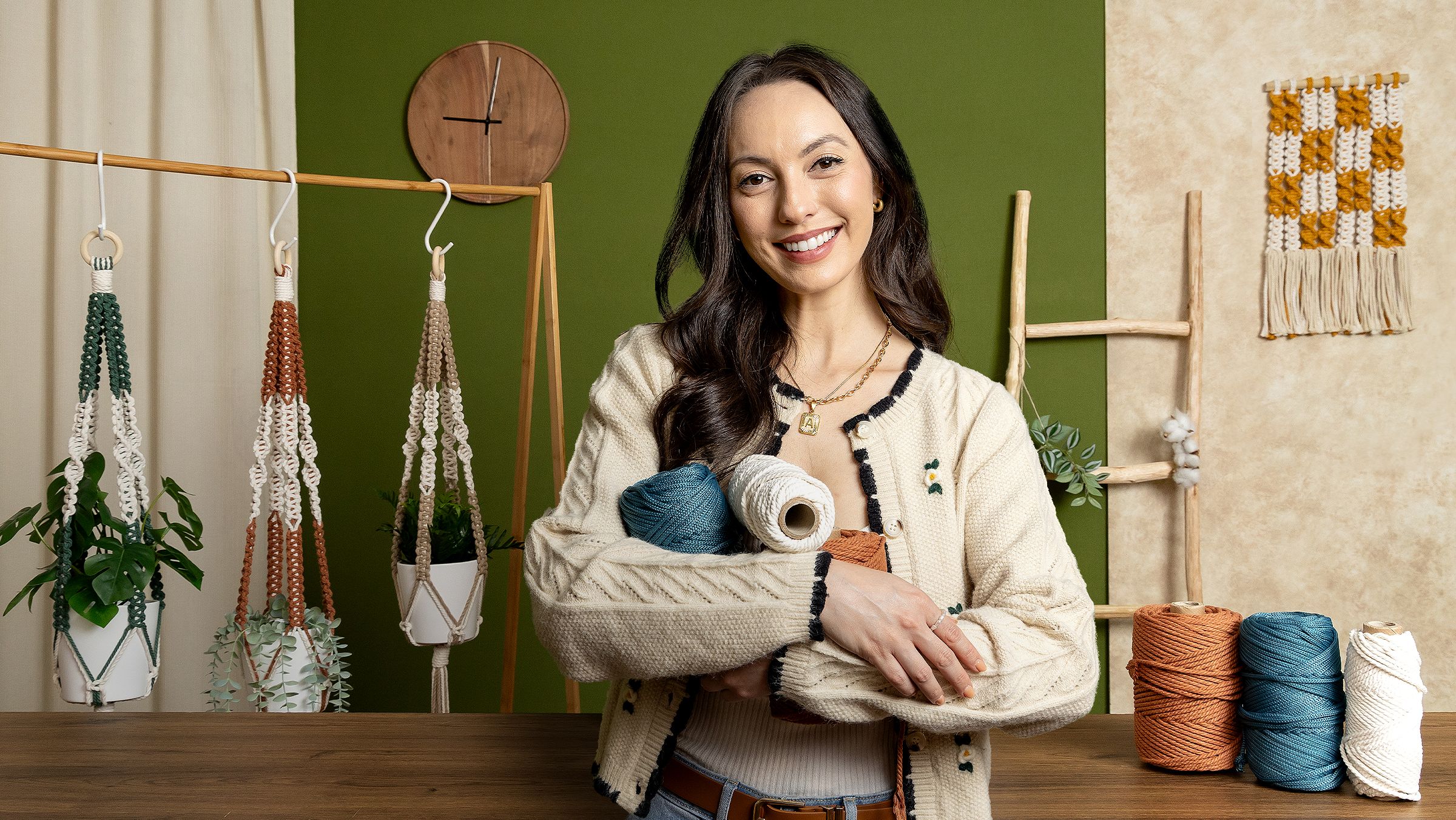 Online Course - Macramé Plant Hangers: Create Unique and Decorative Designs (Alisha Ing) | Domestika