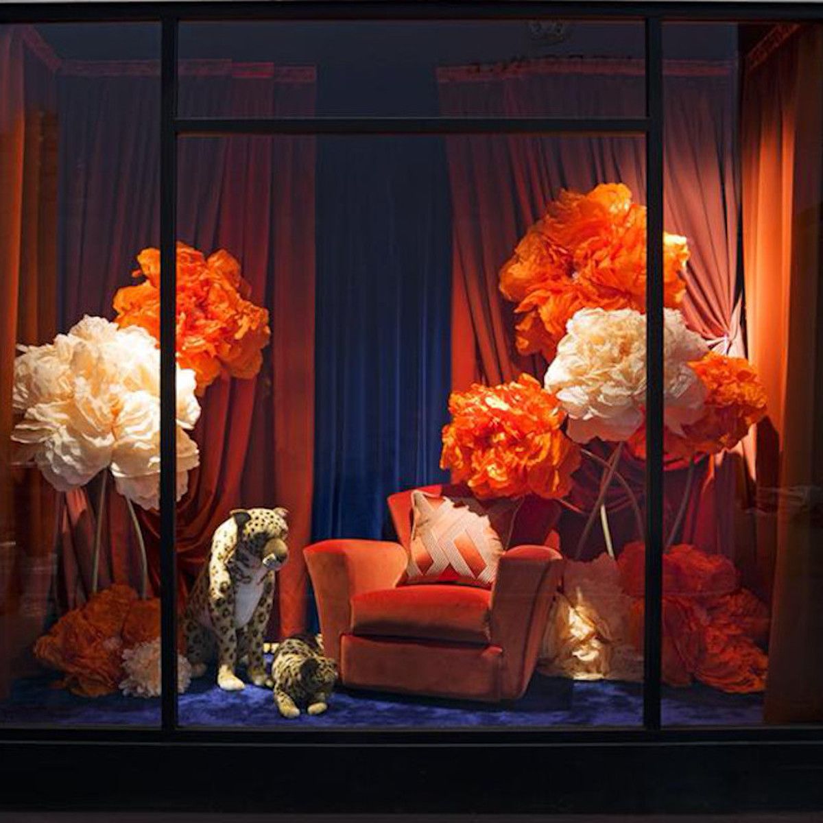 GIANT PAPER FLOWERS WINDOWS DISPLAY - CHIARA PROVASI, allestimento con ...