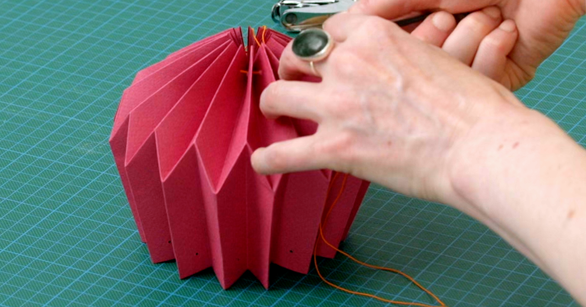 Craft Tutorial: How to Make Paper Tree Baubles | Domestika