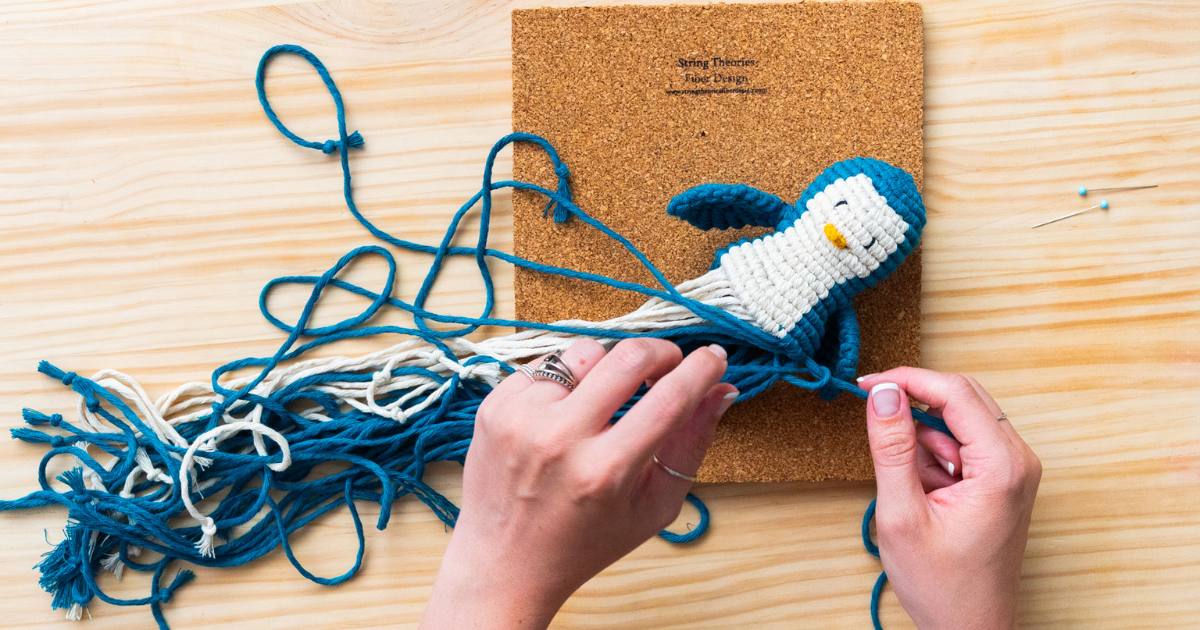 Free download: 3D penguin macramé pattern | Domestika