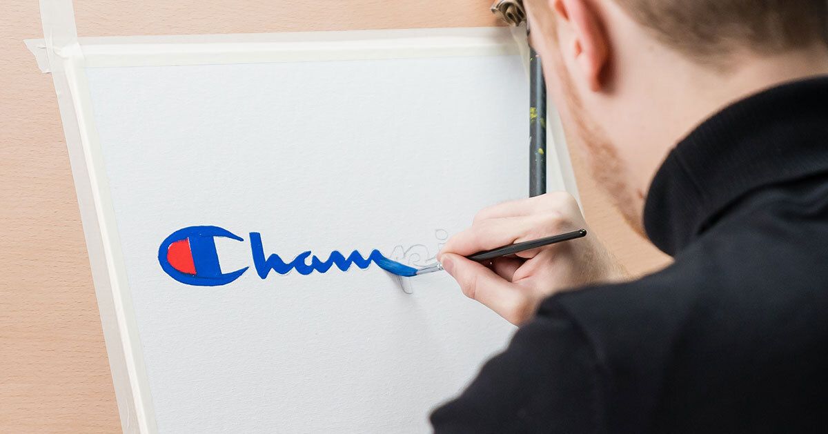 Challenge: James Lewis pinta el logo de Champion en 10 minutos | Domestika