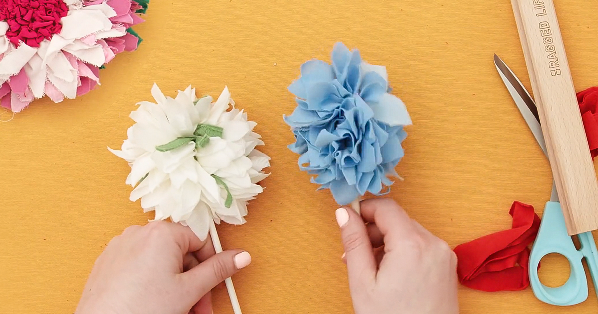 Tutorial: How to Make A Rag Rug Flower Bouquet | Domestika