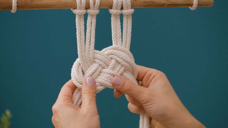 Tutorial Macramé: nudos básicos paso a paso | Domestika