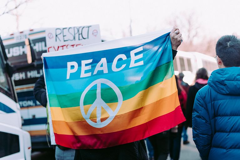 Why is the Peace Symbol Three Lines and a Circle? | Domestika