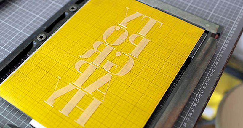 Typography VS Lettering Poster | Domestika