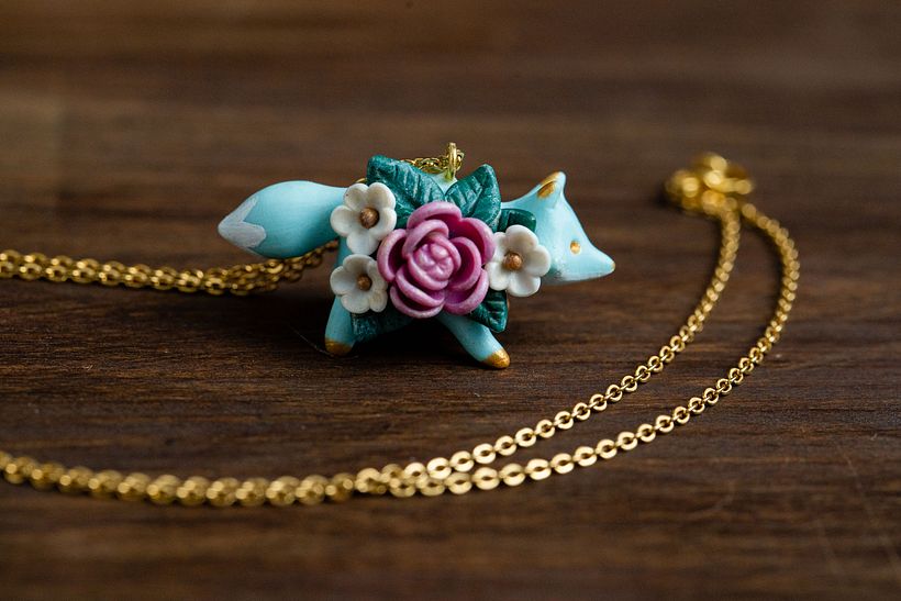 Tutorial Joyería: cómo modelar una flor con arcilla polimérica | Domestika