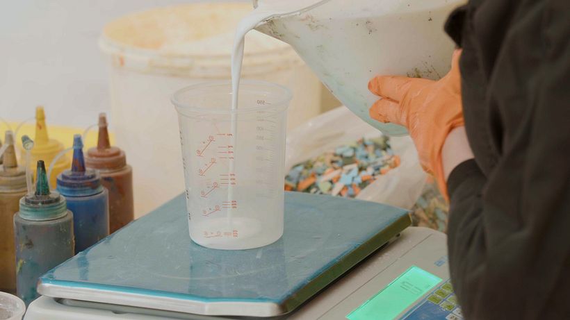 Terrazzo Tutorial: How to Make a Terrazzo Tray from Resin | Domestika